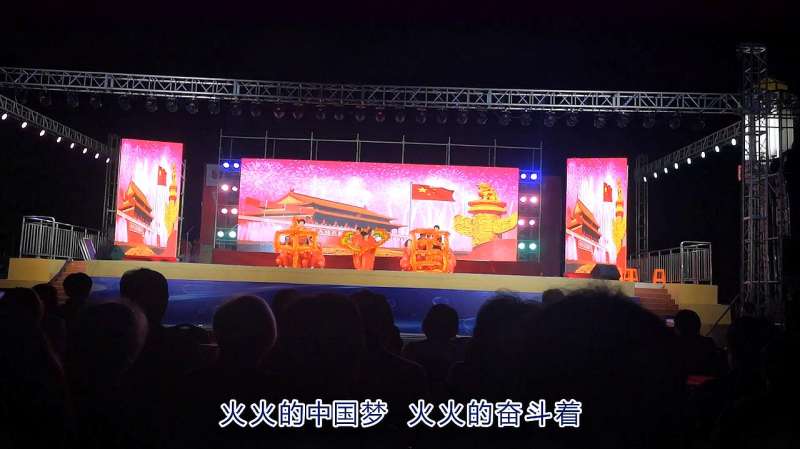 迎国庆70周年农家妇女真诚演绎手绘火火中国梦