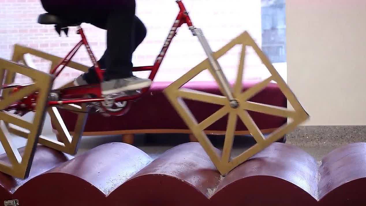 21岁小伙制作的方形三轮车,轮子是正方形,这样还能骑吗?