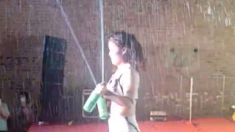农村晚上舞台表演现场,美女的动作让人吃惊!竟还有这样的演出?
