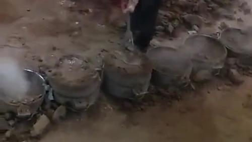 农民工批量铸造模具,这工作冬暖夏凉,一般人托关系都想进厂干活!