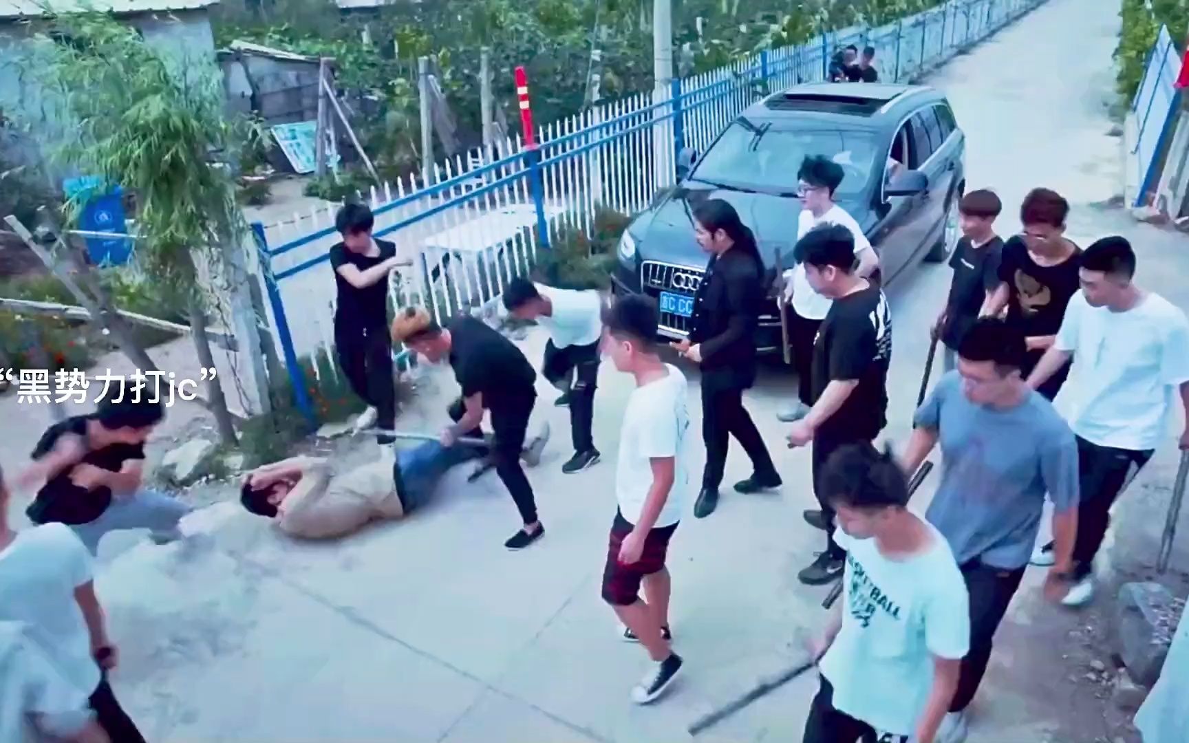 恶霸殴打警察,竟什么事都没有
