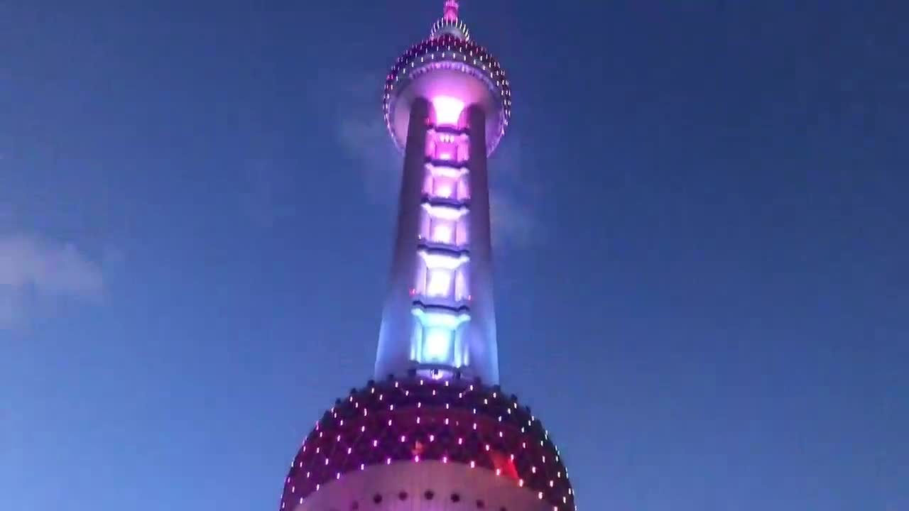 上海东方明珠电视塔:游客好多,手机信号都不好了,视频都开不了