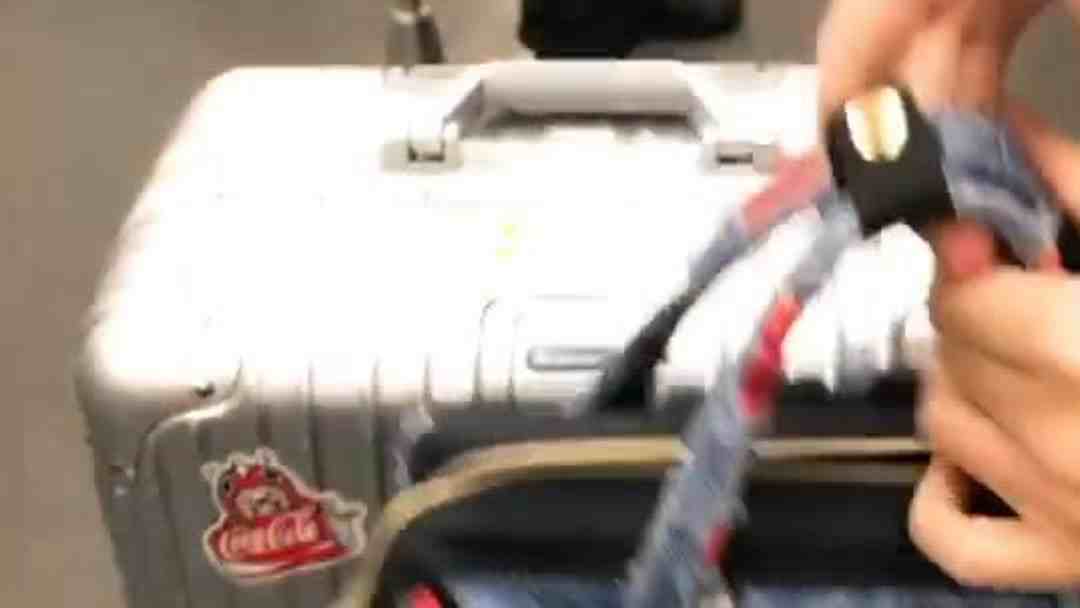 行李箱上的中间可以拉出来的带着作用get