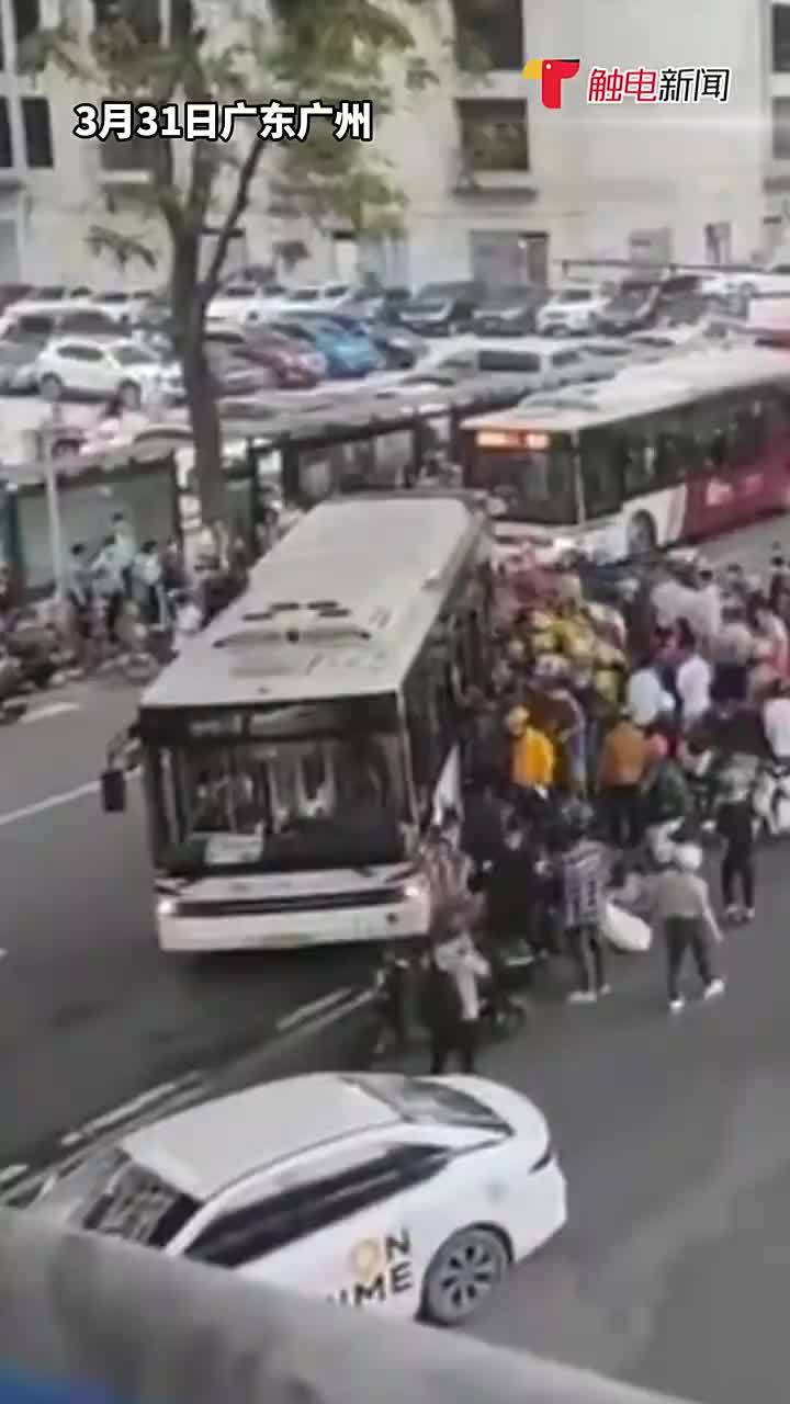 3月31日广州海珠区一辆公交车与电动车发生碰撞,电动车乘客手臂被压,...