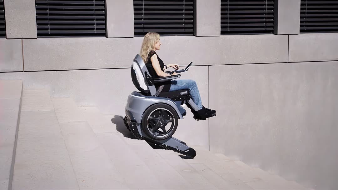 这电动轮椅,上下楼梯都是小菜一碟,四肢正常的人都想来一辆