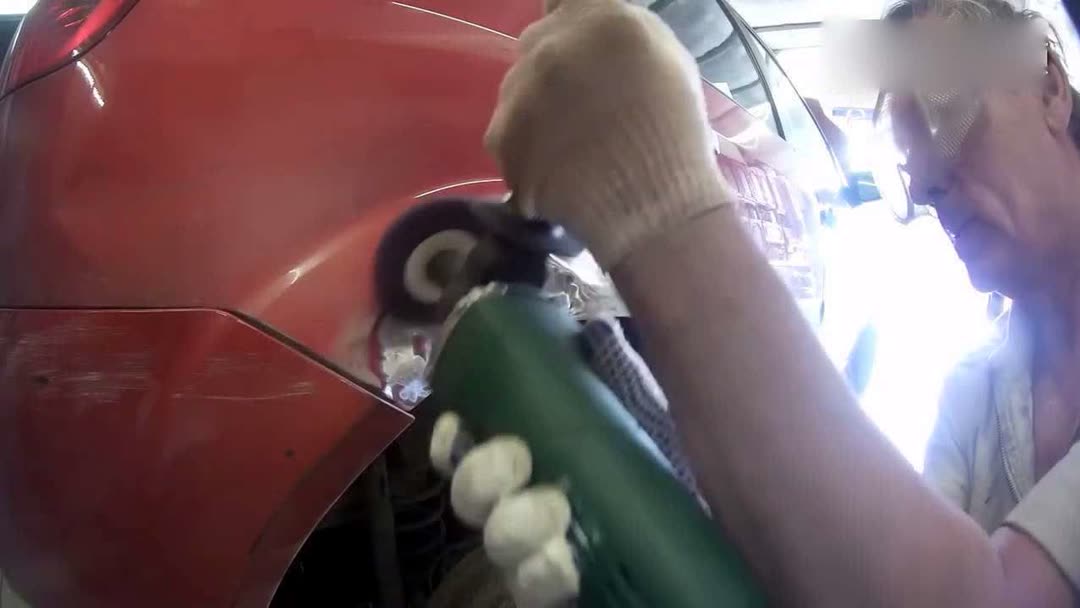 汽车车身打磨喷漆,师傅这一套操作下来,太让人佩服了,高手!