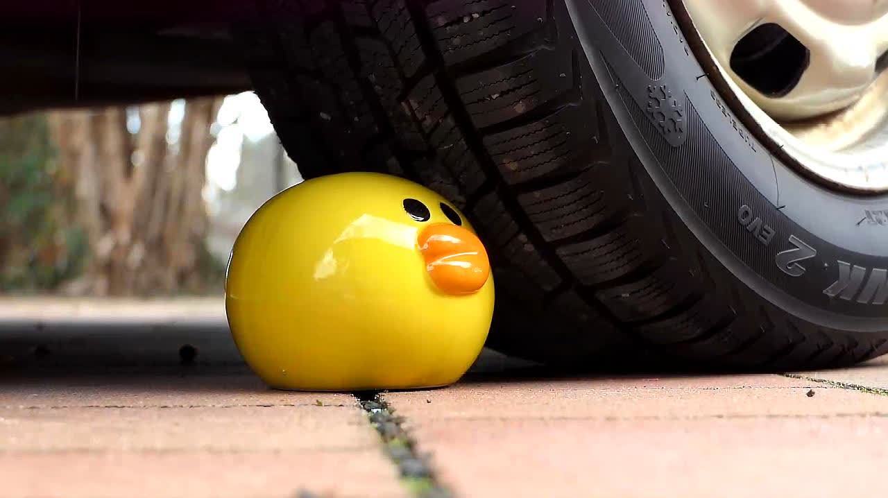 趣味实验:把小鸡储钱罐、火龙果等放在车轮下,好减压,勿模仿