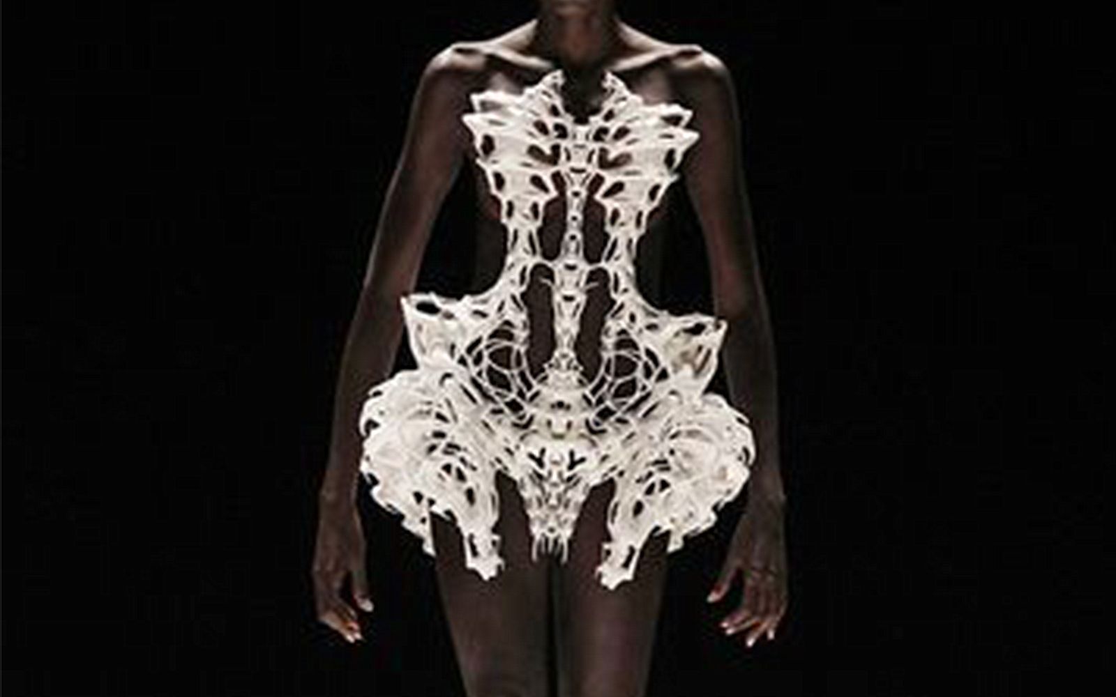 【Iris Van Herpen】科技与艺术的完美融合,不一样的时装艺术美感表达...