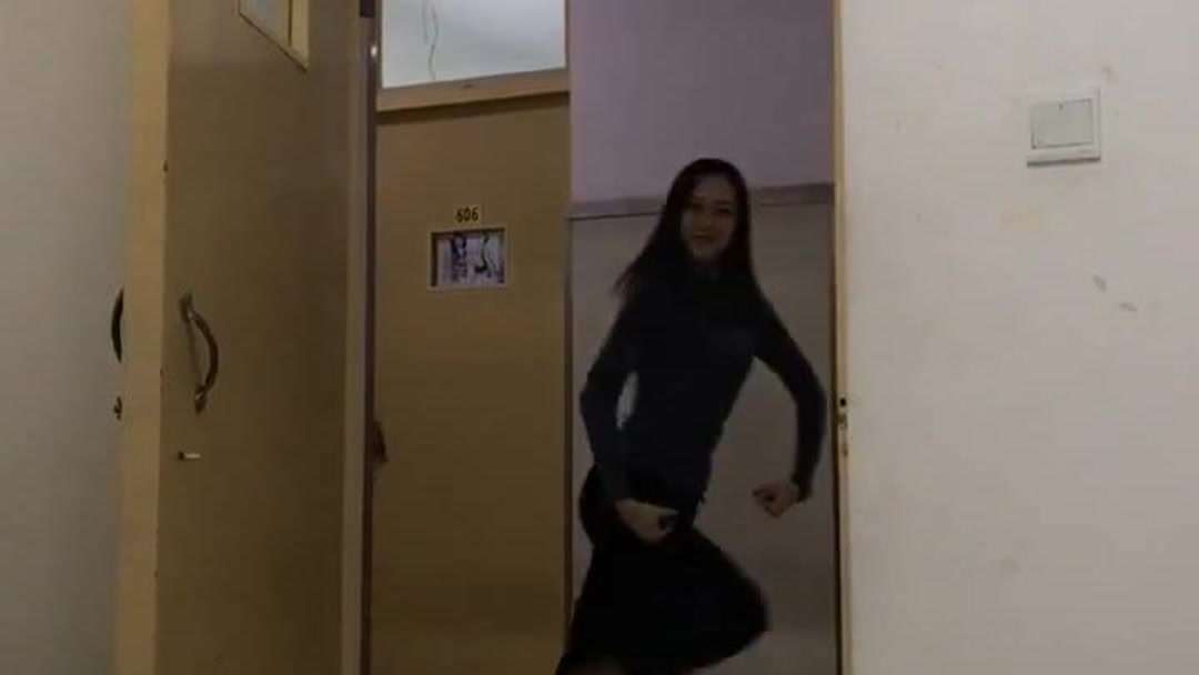 一群女同学模仿猫和老鼠中的猫 排队走路去抓老鼠