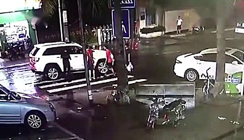 恶劣!斑马线处遇行人不礼让,还猛踩油门撞飞2人