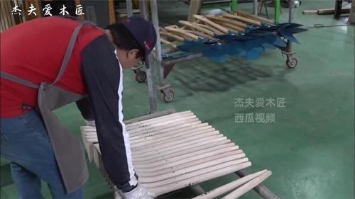 实拍韩国木质铲批量生产工艺,难怪传统实木家具越来越少,没胜算