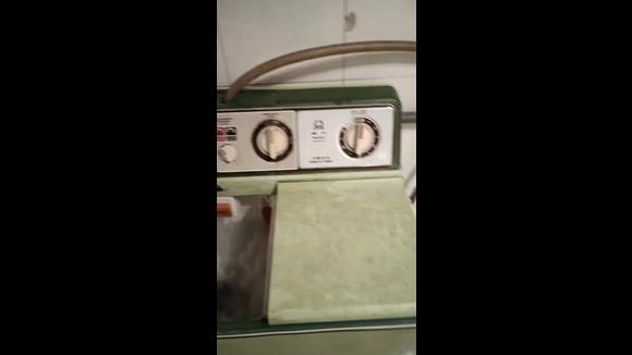 威力洗衣机半自动,三十多年了依然强劲有力各项功能齐全如新。