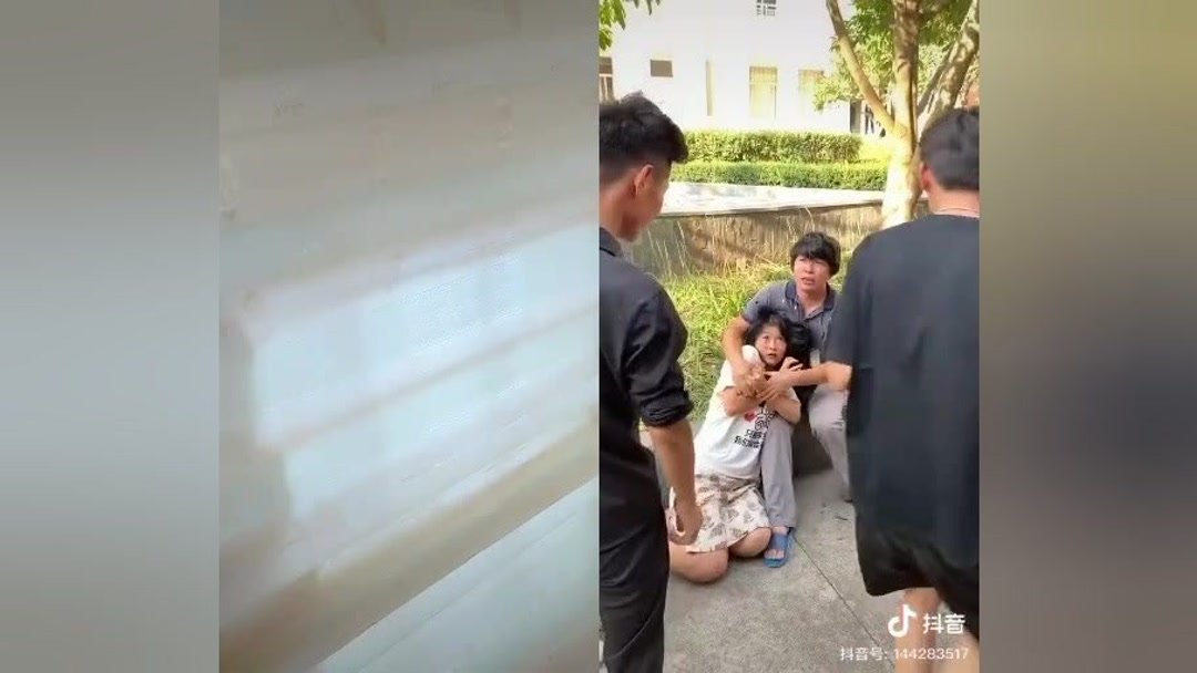 ...要带小孩。防止狗碰到宝宝们。这女孩就是狗咬了得狂犬病了。好害怕