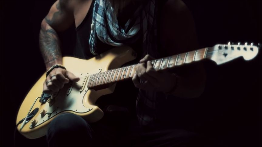 不用拨片的吉他手深情演绎,曲子太好听,吉他太好看,技术太牛掰