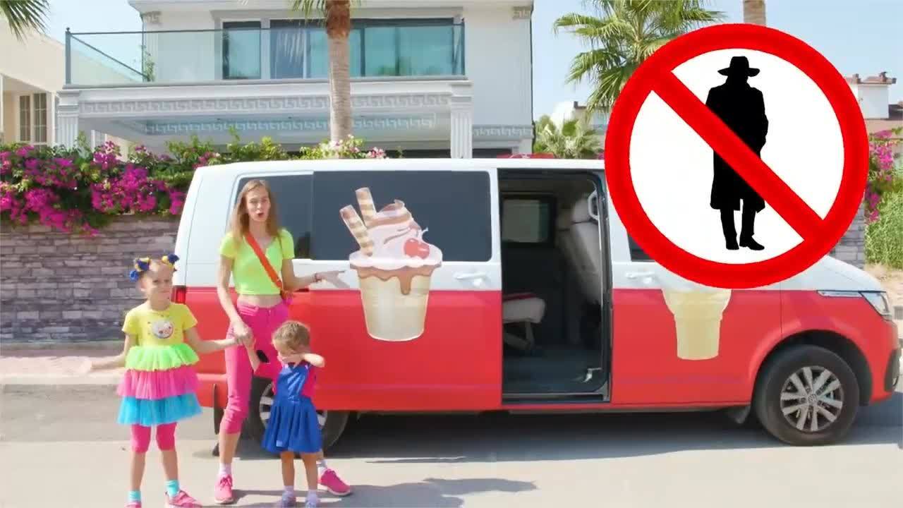 小女孩和妈妈通过亲子游戏学习安全使用家庭工具的科学小知识