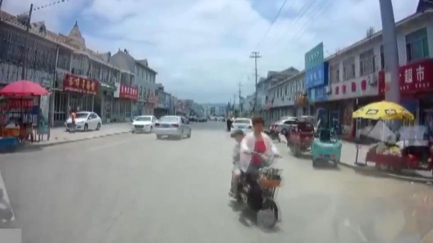大姐骑车随意逆行,好在来车喇叭提醒,未能酿下事故!