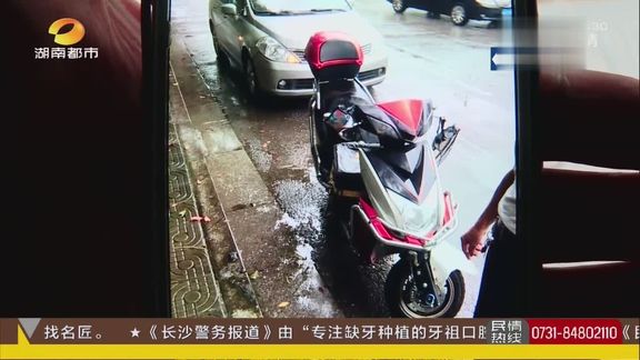 电动车行驶中减震器脱落,车主甩上电线杆八根肋骨骨折,问责车行