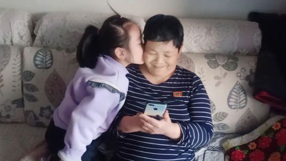 苒苒教姥姥看自己的视频,亲了姥姥一口,把姥姥乐的直说太幸福