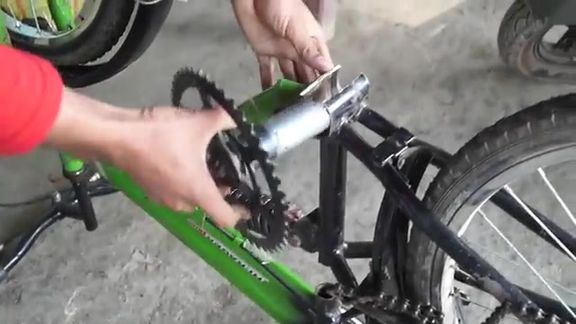 只因买不起电动车,印度小伙硬是把自行车改装