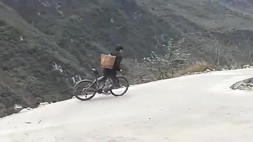 山路十八弯,小伙每日的基本操作,自行车漂移过弯