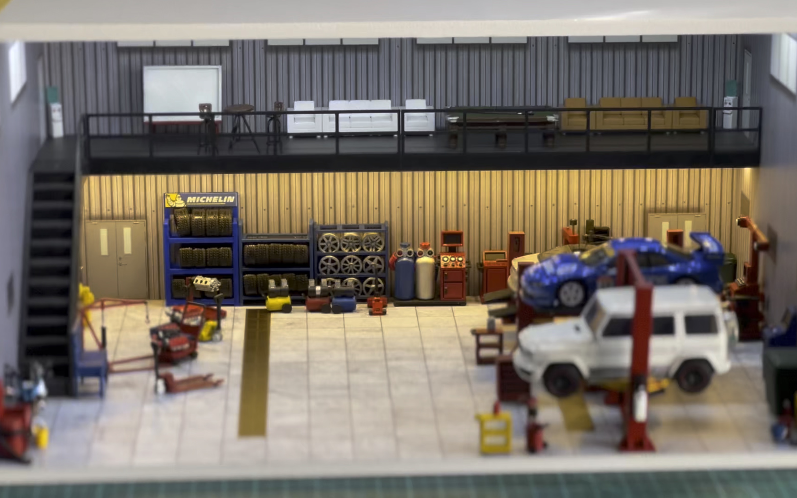 瓜保熟吗,一个人前来修车,1/64汽车模型场景修理厂改装店