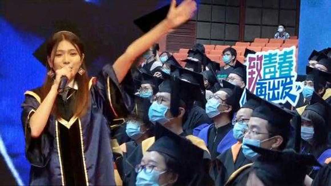大学毕业典礼,观众席突然唱响《最美的期待》感动全场,致敬青春