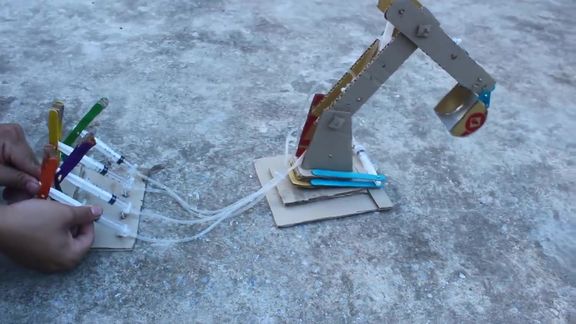 如何用注射器製作玩具挖掘機