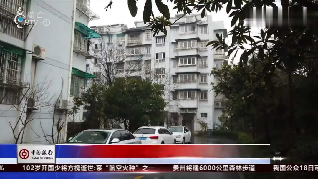 奔驰车堵住消防通道,被消防车撞开后,车主竟将消防车拦下!
