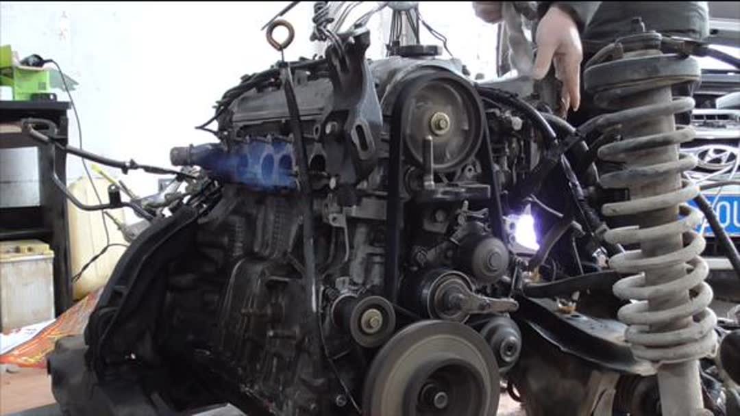 汽车没油发动机无法启动,向油箱里面加点水又能再次启动,真的吗