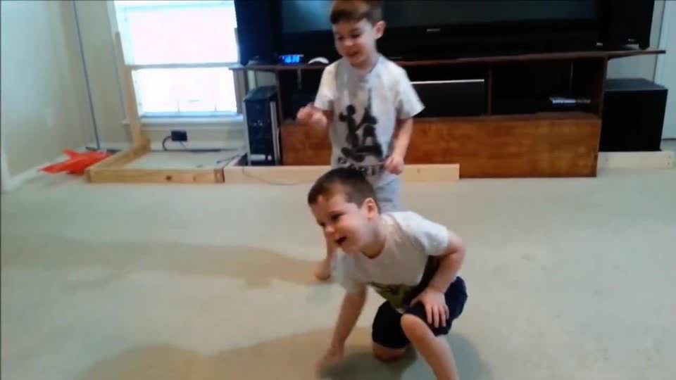 小哥俩模仿游戏机里人物格斗,在哥哥的导演下各胜一场,平分秋色