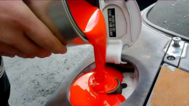 在油箱内加入油漆会发生什么?老外奇葩测试,真是不怕车报废