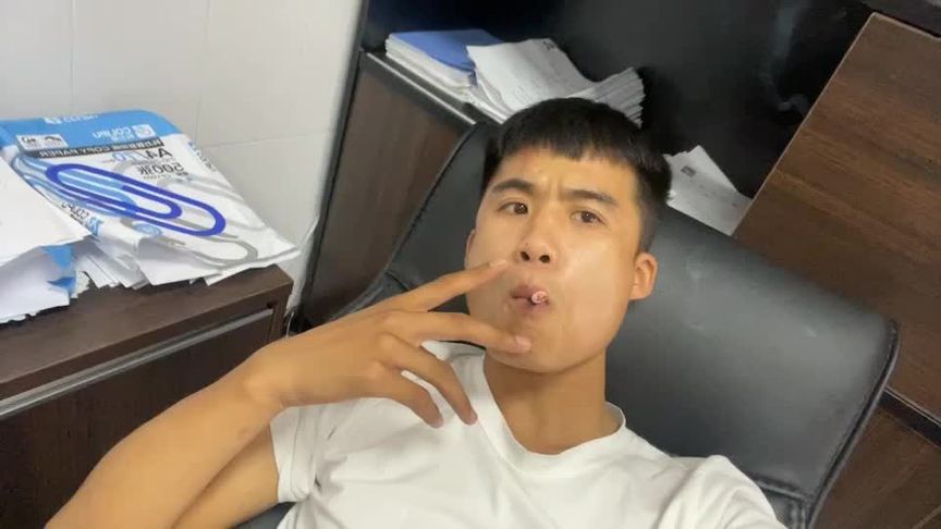 睡醒后你发现她的微信步数增加了一万多步 你问她昨晚去那了