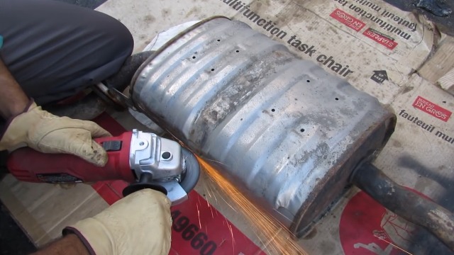 汽车消音器是怎样工作的?用切割机切开后,内部结构.