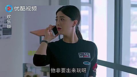 樊母出门没带门禁卡,不想门卫却不买樊胜美的帐,就不让樊母进门