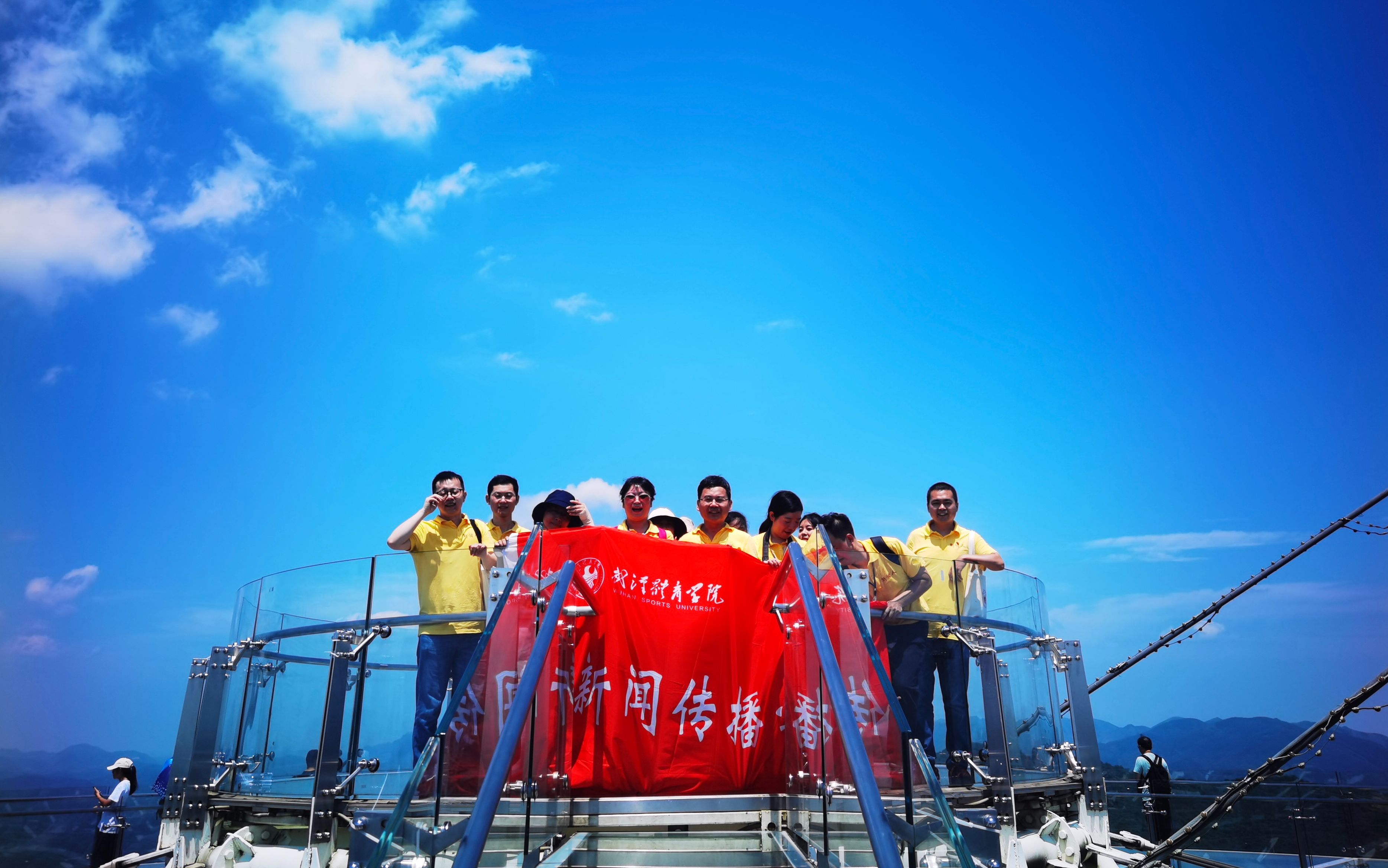 当你快被论文逼疯!突然收到一个采访任务时!