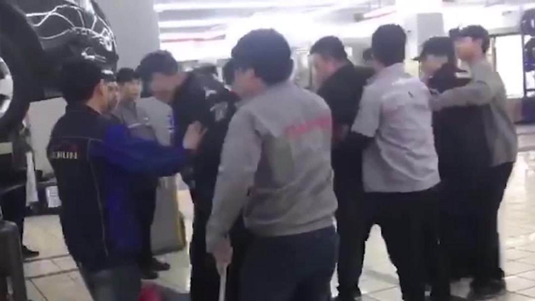 汽修店被指占道,城管带“保安”殴打店员