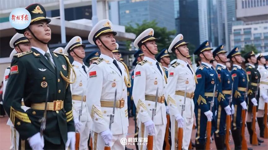 驻香港部队组织“五一”升国旗仪式
