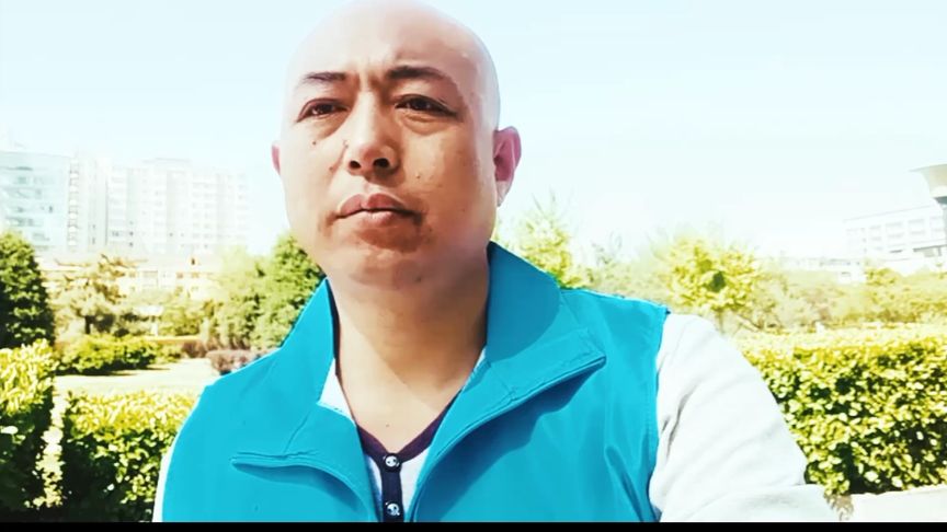 我们一起拍“蚂蚱”爱护环境爱我家!微笑行者五一服务社会活动。