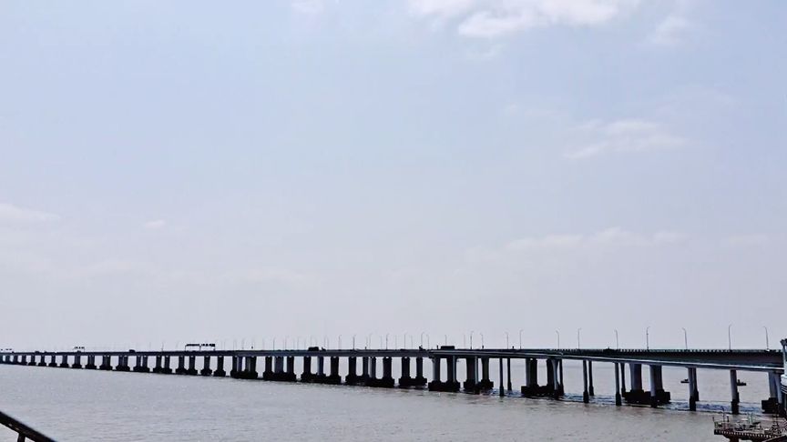 杭州湾跨海大桥,一个可以站在观景塔上看海的宏伟工程。ߘ