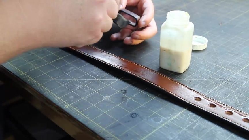 这才是手工定制的魅力:带你看国外皮具匠人手工皮带制作全过程!