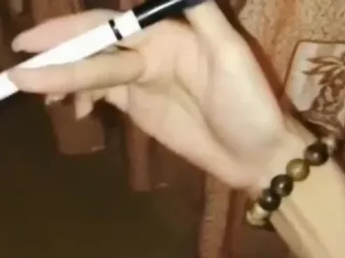 花样转笔教程,步骤简单又好玩,看看这教程就可以学会了。