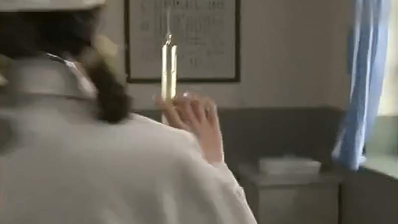 人是铁:美女护士给工人打针,小伙一脸享受,下一秒痛到惨叫