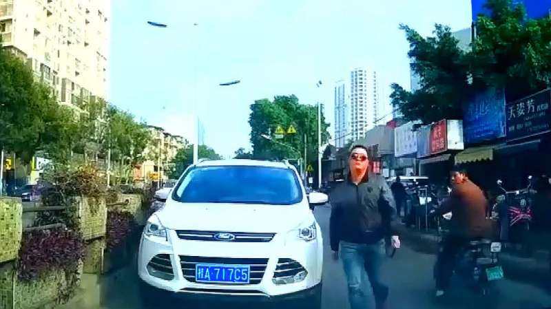 行车记录仪实拍:哎呦喂,好像是你在逆行吧
