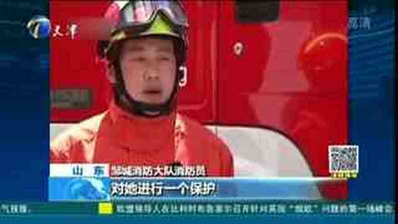 关注儿童安全4岁幼童脚卡旋转门 紧急救援