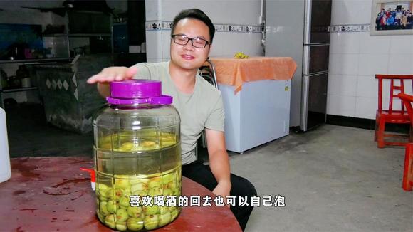 山里长的小个野生杨桃,用高度白酒泡,口感好易下喉,赶快试试吧