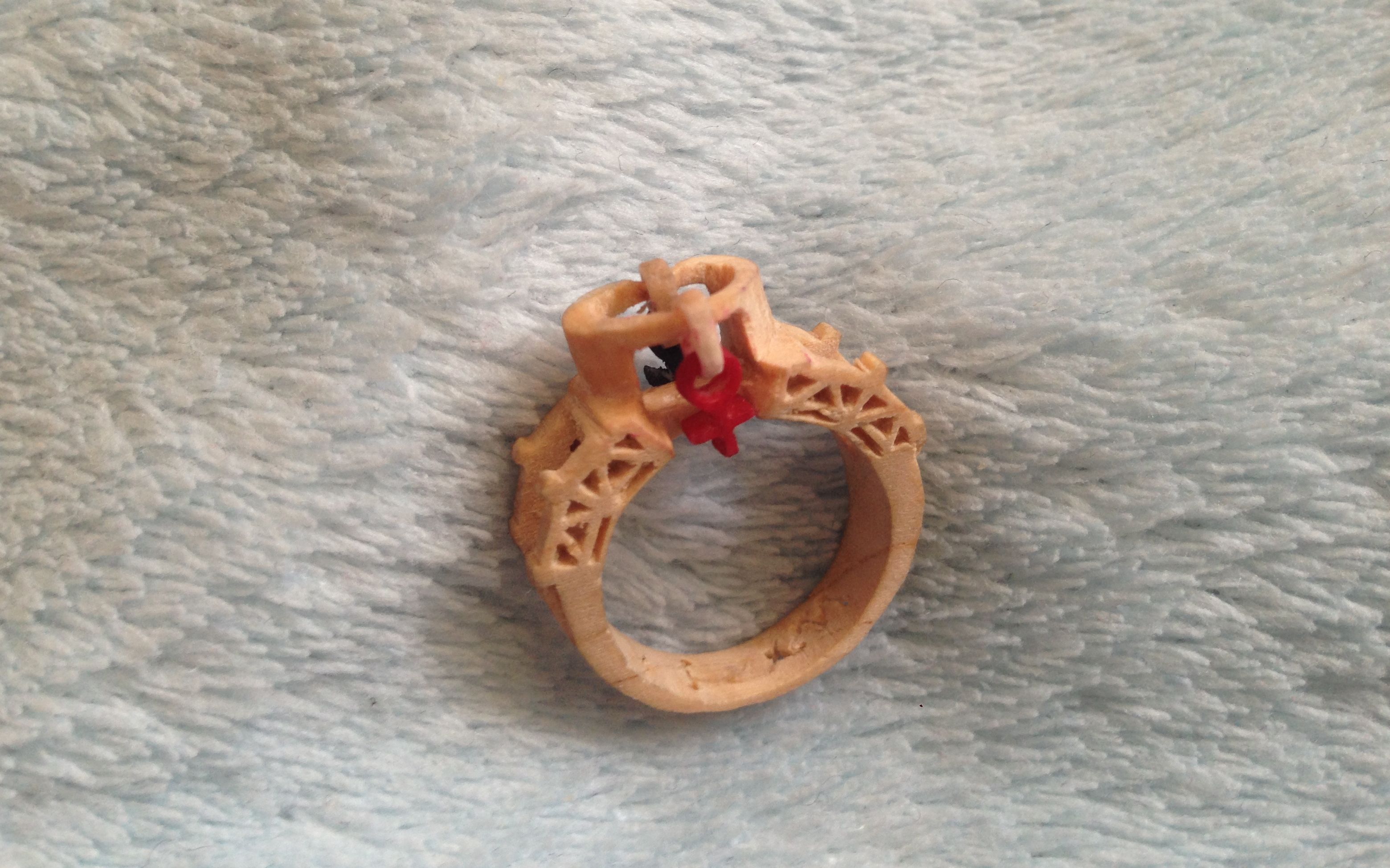 UP自己设计和制作的一枚戒指