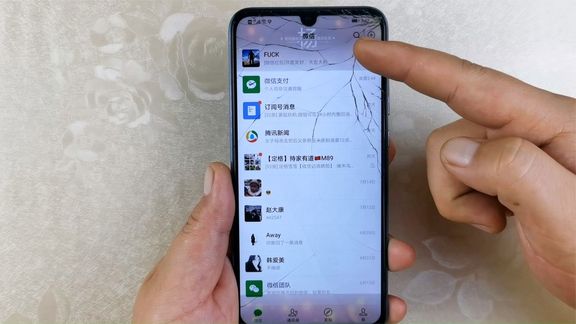 手机打开这里,就可以设置动态壁纸和微信主题,非常的好看