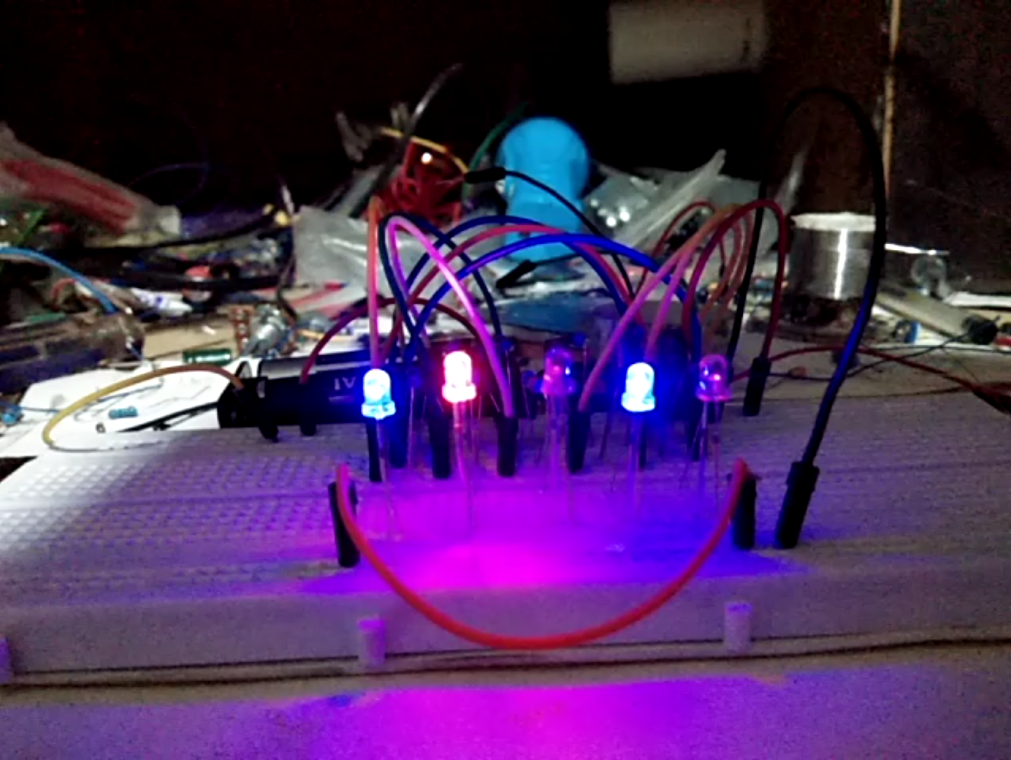 面包板实验三极管流水灯