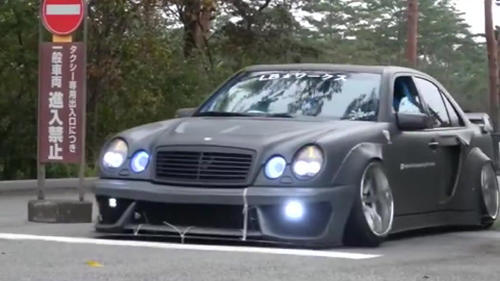 行车记录仪:在日本停车场偶遇奔驰E级改装车,不看外表,听这油门声浪...