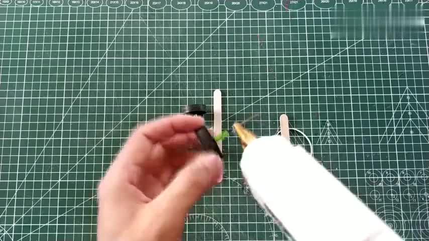 给大家做了一辆橡皮筋动力车,非常简单,但好像有点翻车怎么回事